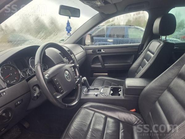 Black Volkswagen Touareg 2006 in Daugavpils, with an engine capacity of 3.00 L and mileage of 248 thousand km for 6250 €, photo 8 on AUTOMOTO.COM.LV
