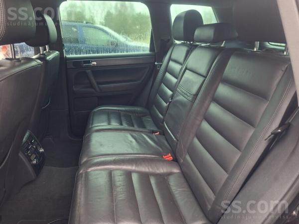 Black Volkswagen Touareg 2006 in Daugavpils, with an engine capacity of 3.00 L and mileage of 248 thousand km for 6250 €, photo 10 on AUTOMOTO.COM.LV