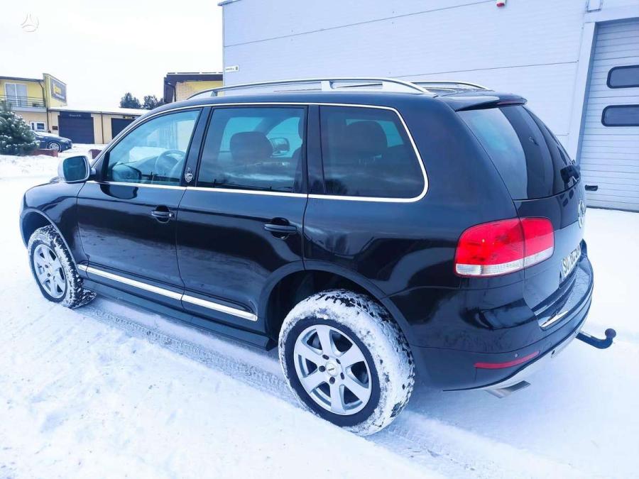 Black Volkswagen Touareg 2006 in Utena, with an engine capacity of 2.97 L and mileage of 245 thousand km for 5400 €, photo 2 on AUTOMOTO.COM.LV