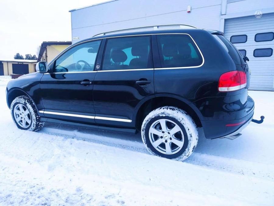 Black Volkswagen Touareg 2006 in Utena, with an engine capacity of 2.97 L and mileage of 245 thousand km for 5400 €, photo 7 on AUTOMOTO.COM.LV