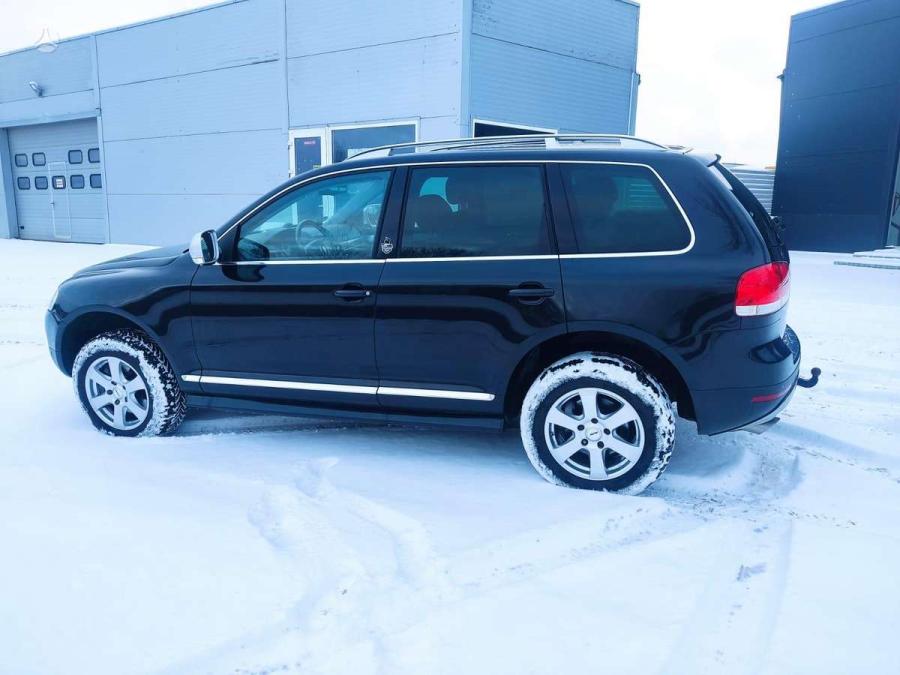 Black Volkswagen Touareg 2006 in Utena, with an engine capacity of 2.97 L and mileage of 245 thousand km for 5400 €, photo 8 on AUTOMOTO.COM.LV
