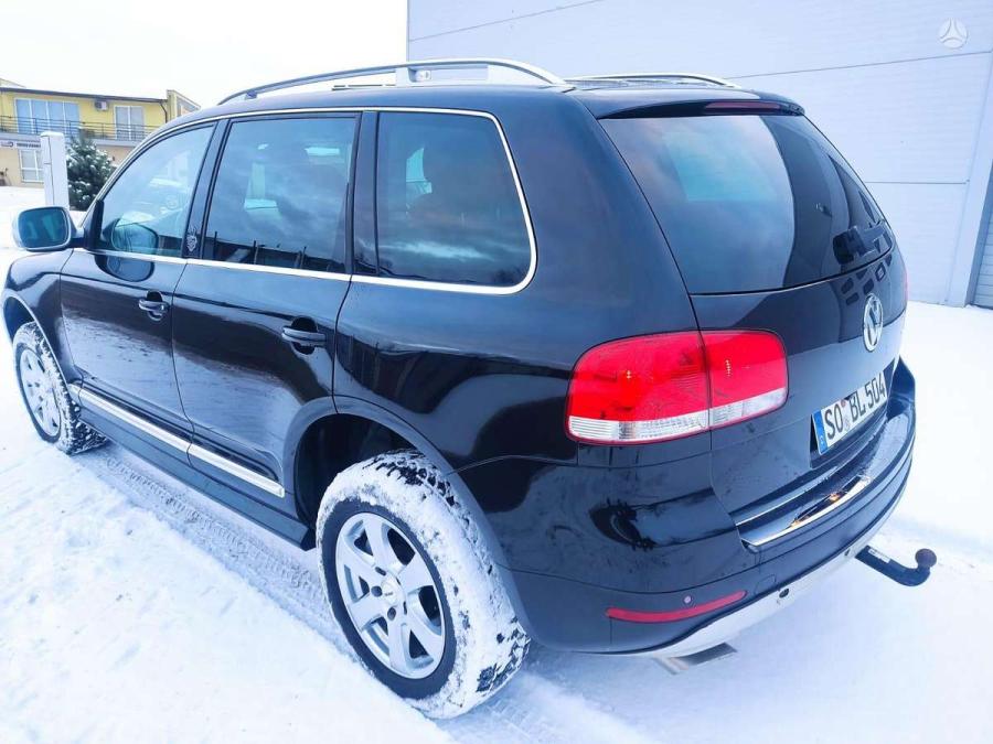 Black Volkswagen Touareg 2006 in Utena, with an engine capacity of 2.97 L and mileage of 245 thousand km for 5400 €, photo 10 on AUTOMOTO.COM.LV