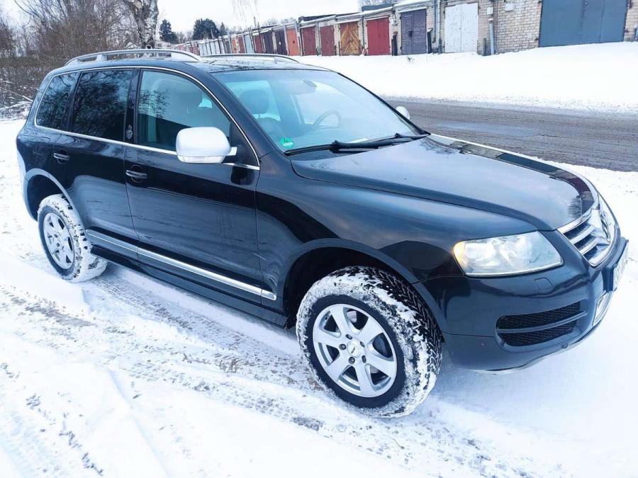 Black Volkswagen Touareg 2006 in Utena, with an engine capacity of 2.97 L and mileage of 245 thousand km for 5400 €, photo 13 on AUTOMOTO.COM.LV