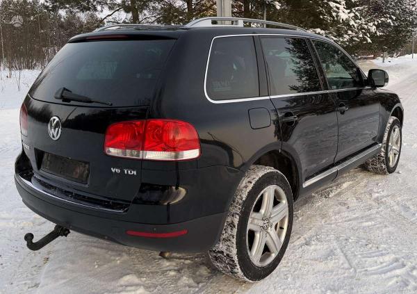 Melns Volkswagen Touareg 2006 Viļņa, ar dzinēja tilpumu 2.97 L un nobraukumu 355 tūkst. km par 3950 €, foto 4 vietnē AUTOMOTO.COM.LV