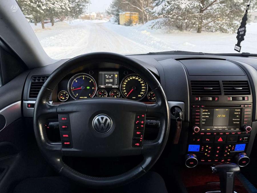 Black Volkswagen Touareg 2006 in Vilnius, with an engine capacity of 2.97 L and mileage of 355 thousand km for 3950 €, photo 21 on AUTOMOTO.COM.LV