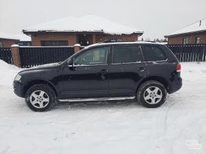 Melns Volkswagen Touareg 2006 Klaipėda, ar dzinēja tilpumu 3.00 L un nobraukumu 261 tūkst. km par 4590 €, foto 7 vietnē AUTOMOTO.COM.LV