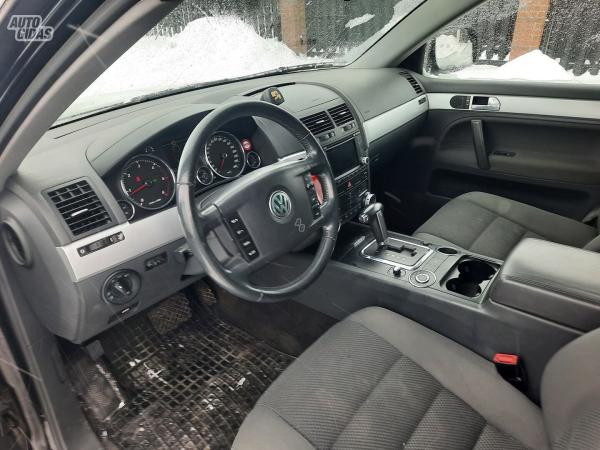 Melns Volkswagen Touareg 2006 Klaipėda, ar dzinēja tilpumu 3.00 L un nobraukumu 261 tūkst. km par 4590 €, foto 9 vietnē AUTOMOTO.COM.LV