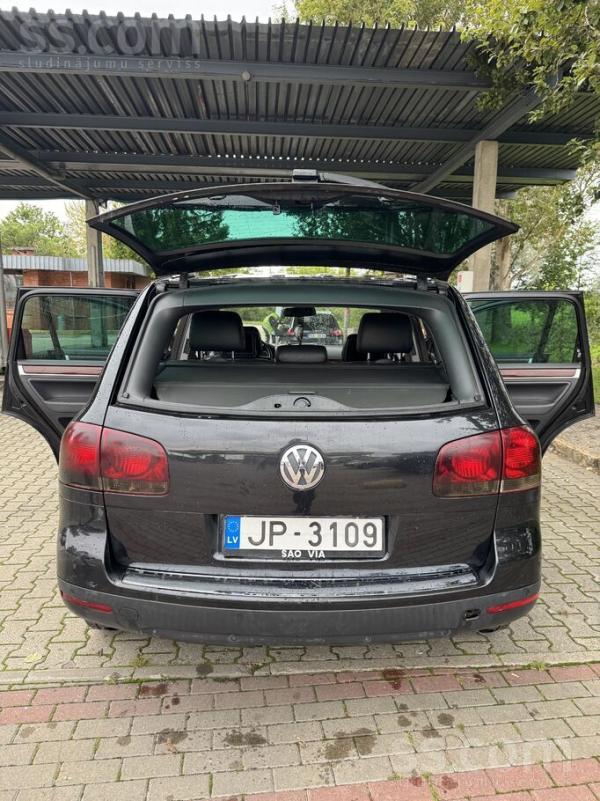 Melns Volkswagen Touareg 2006 Ventspils, ar dzinēja tilpumu 2.50 L un nobraukumu 343 tūkst. km par 4200 €, foto 3 vietnē AUTOMOTO.COM.LV