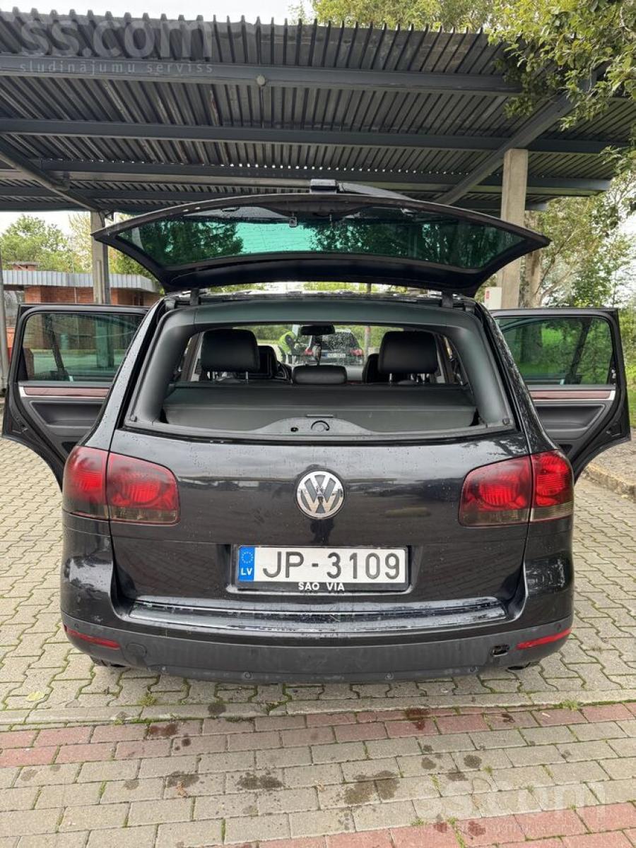 Black Volkswagen Touareg 2006 in Ventspils, with an engine capacity of 2.50 L and mileage of 343 thousand km for 4200 €, photo 3 on AUTOMOTO.COM.LV