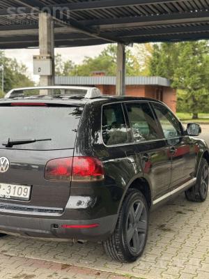 Black Volkswagen Touareg 2006 in Ventspils, with an engine capacity of 2.50 L and mileage of 343 thousand km for 4200 €, photo 4 on AUTOMOTO.COM.LV