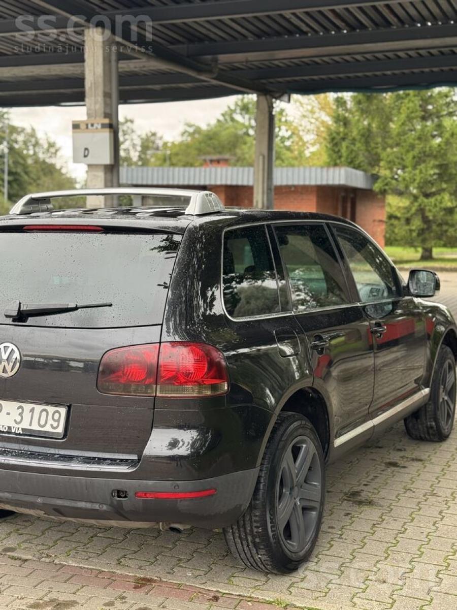 Black Volkswagen Touareg 2006 in Ventspils, with an engine capacity of 2.50 L and mileage of 343 thousand km for 4200 €, photo 4 on AUTOMOTO.COM.LV