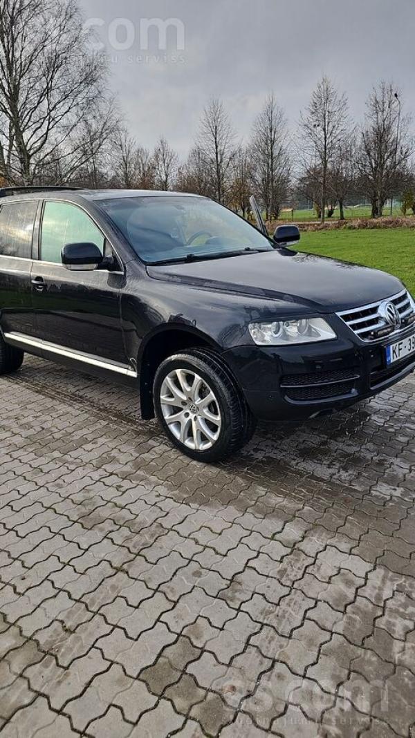 Black Volkswagen Touareg 2006 in Liepaja, with an engine capacity of 3.00 L and mileage of 322 thousand km for 2000 €, photo 1 on AUTOMOTO.COM.LV