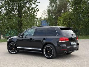 Black Volkswagen Touareg 2006 in Riga, with an engine capacity of 5.00 L and mileage of 0 thousand km for 7999 €, photo 3 on AUTOMOTO.COM.LV