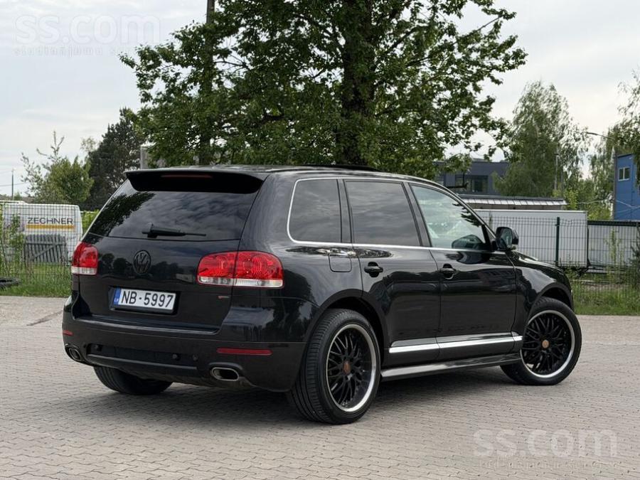 Black Volkswagen Touareg 2006 in Riga, with an engine capacity of 5.00 L and mileage of 0 thousand km for 7999 €, photo 5 on AUTOMOTO.COM.LV
