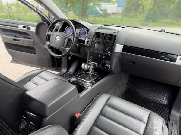 Black Volkswagen Touareg 2006 in Riga, with an engine capacity of 5.00 L and mileage of 0 thousand km for 7999 €, photo 8 on AUTOMOTO.COM.LV