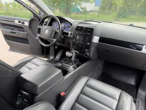 Black Volkswagen Touareg 2006 in Riga, with an engine capacity of 5.00 L and mileage of 0 thousand km for 7999 €, photo 9 on AUTOMOTO.COM.LV