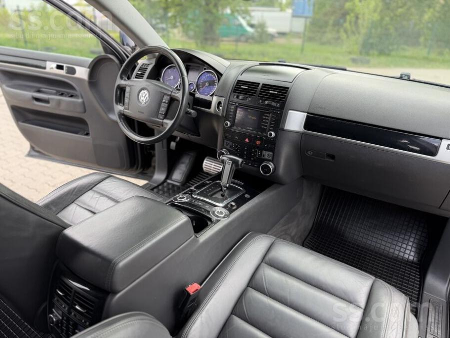 Black Volkswagen Touareg 2006 in Riga, with an engine capacity of 5.00 L and mileage of 0 thousand km for 7999 €, photo 9 on AUTOMOTO.COM.LV