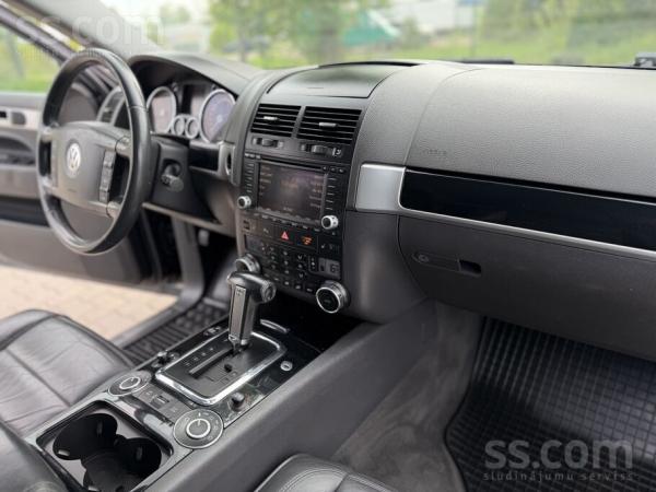 Black Volkswagen Touareg 2006 in Riga, with an engine capacity of 5.00 L and mileage of 0 thousand km for 7999 €, photo 9 on AUTOMOTO.COM.LV