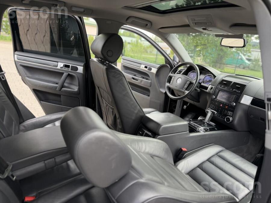 Black Volkswagen Touareg 2006 in Riga, with an engine capacity of 5.00 L and mileage of 0 thousand km for 7999 €, photo 11 on AUTOMOTO.COM.LV