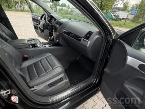 Black Volkswagen Touareg 2006 in Riga, with an engine capacity of 5.00 L and mileage of 0 thousand km for 7999 €, photo 12 on AUTOMOTO.COM.LV