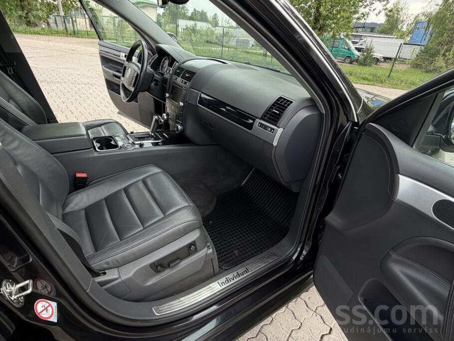 Black Volkswagen Touareg 2006 in Riga, with an engine capacity of 5.00 L and mileage of 0 thousand km for 7999 €, photo 12 on AUTOMOTO.COM.LV