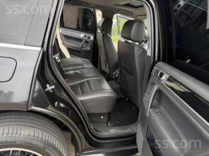 Black Volkswagen Touareg 2006 in Riga, with an engine capacity of 5.00 L and mileage of 0 thousand km for 7999 €, photo 13 on AUTOMOTO.COM.LV