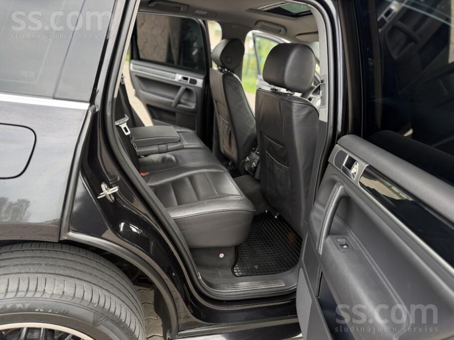 Black Volkswagen Touareg 2006 in Riga, with an engine capacity of 5.00 L and mileage of 0 thousand km for 7999 €, photo 13 on AUTOMOTO.COM.LV
