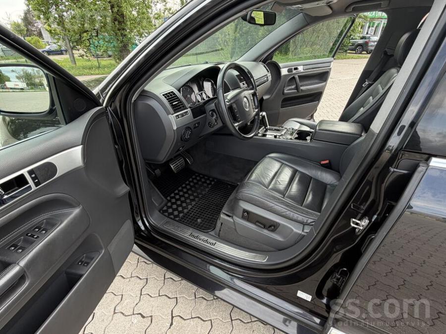 Black Volkswagen Touareg 2006 in Riga, with an engine capacity of 5.00 L and mileage of 0 thousand km for 7999 €, photo 14 on AUTOMOTO.COM.LV
