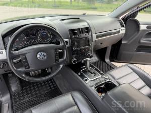 Black Volkswagen Touareg 2006 in Riga, with an engine capacity of 5.00 L and mileage of 0 thousand km for 7999 €, photo 15 on AUTOMOTO.COM.LV