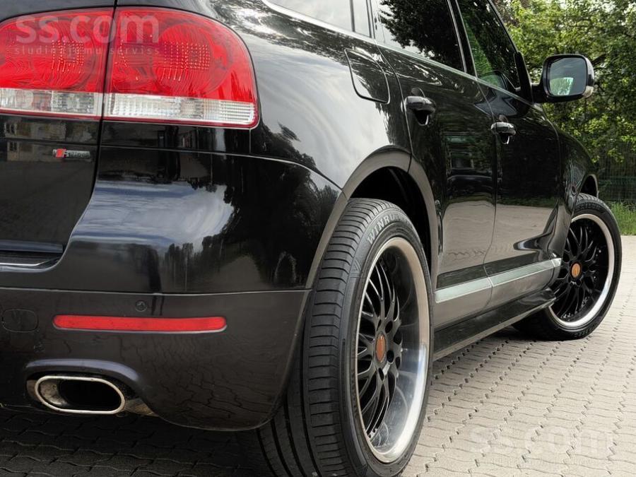 Black Volkswagen Touareg 2006 in Riga, with an engine capacity of 5.00 L and mileage of 0 thousand km for 7999 €, photo 16 on AUTOMOTO.COM.LV