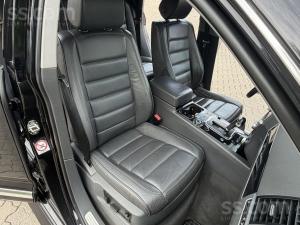 Black Volkswagen Touareg 2006 in Riga, with an engine capacity of 5.00 L and mileage of 0 thousand km for 7999 €, photo 17 on AUTOMOTO.COM.LV