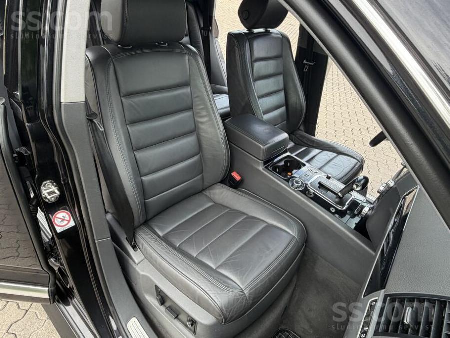 Black Volkswagen Touareg 2006 in Riga, with an engine capacity of 5.00 L and mileage of 0 thousand km for 7999 €, photo 17 on AUTOMOTO.COM.LV