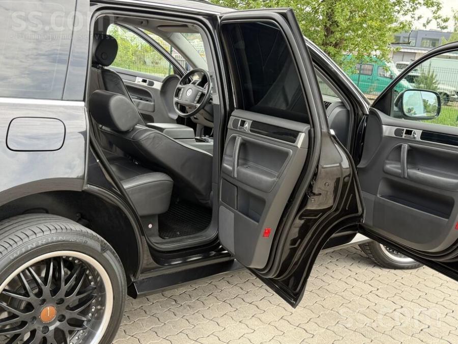 Black Volkswagen Touareg 2006 in Riga, with an engine capacity of 5.00 L and mileage of 0 thousand km for 7999 €, photo 18 on AUTOMOTO.COM.LV