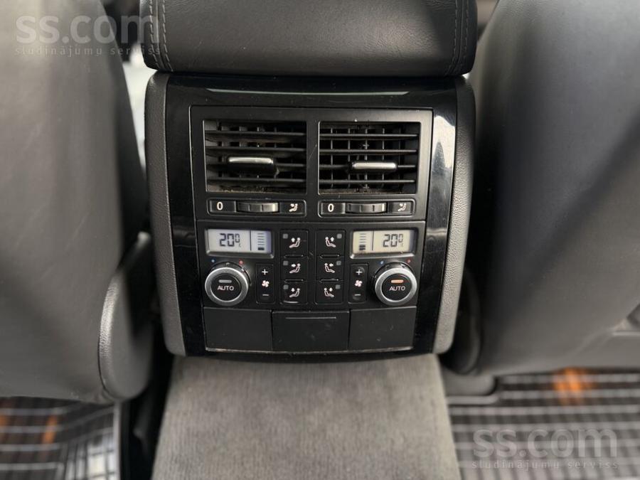Black Volkswagen Touareg 2006 in Riga, with an engine capacity of 5.00 L and mileage of 0 thousand km for 7999 €, photo 19 on AUTOMOTO.COM.LV