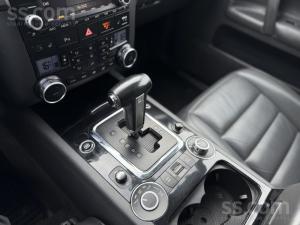 Black Volkswagen Touareg 2006 in Riga, with an engine capacity of 5.00 L and mileage of 0 thousand km for 7999 €, photo 20 on AUTOMOTO.COM.LV