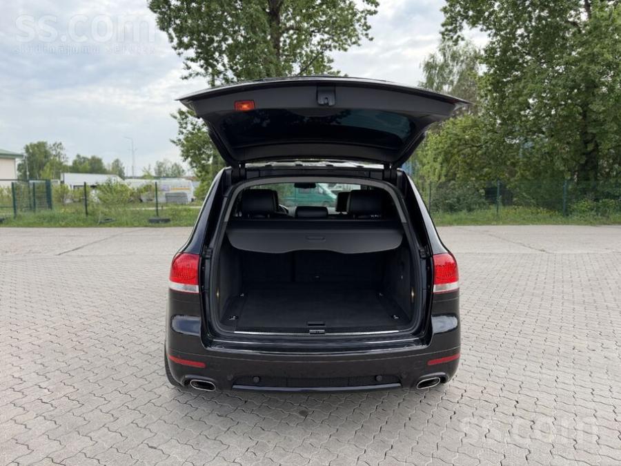 Black Volkswagen Touareg 2006 in Riga, with an engine capacity of 5.00 L and mileage of 0 thousand km for 7999 €, photo 25 on AUTOMOTO.COM.LV