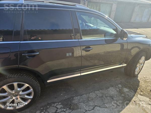 Black Volkswagen Touareg 2006 in Riga, with an engine capacity of 3.00 L and mileage of 302 thousand km for 4390 €, photo 2 on AUTOMOTO.COM.LV