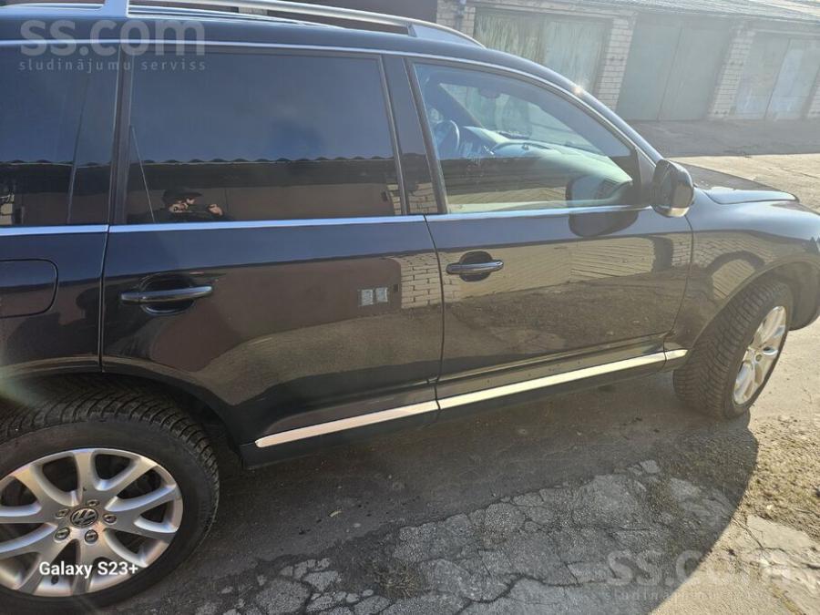 Melns Volkswagen Touareg 2006 Rīga, ar dzinēja tilpumu 3.00 L un nobraukumu 302 tūkst. km par 4390 €, foto 3 vietnē AUTOMOTO.COM.LV