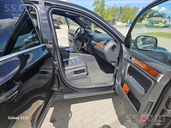 Black Volkswagen Touareg 2006 in Riga, with an engine capacity of 3.00 L and mileage of 302 thousand km for 4390 €, photo 8 on AUTOMOTO.COM.LV