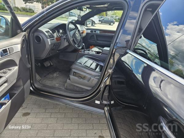 Black Volkswagen Touareg 2006 in Riga, with an engine capacity of 3.00 L and mileage of 302 thousand km for 4390 €, photo 10 on AUTOMOTO.COM.LV