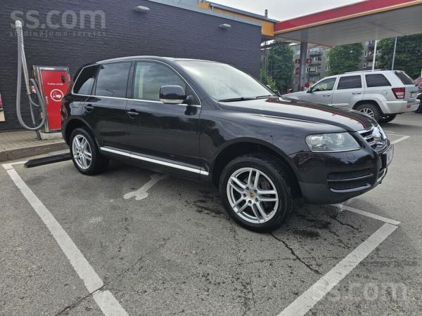 Black Volkswagen Touareg 2006 in Riga, with an engine capacity of 3.00 L and mileage of 367 thousand km for 4500 €, photo 1 on AUTOMOTO.COM.LV