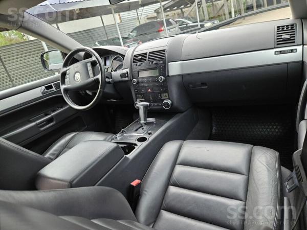 Black Volkswagen Touareg 2006 in Riga, with an engine capacity of 3.00 L and mileage of 282 thousand km for 3500 €, photo 5 on AUTOMOTO.COM.LV