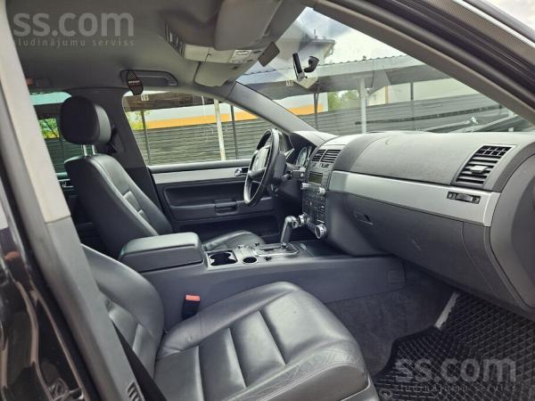 Black Volkswagen Touareg 2006 in Riga, with an engine capacity of 3.00 L and mileage of 282 thousand km for 3500 €, photo 7 on AUTOMOTO.COM.LV