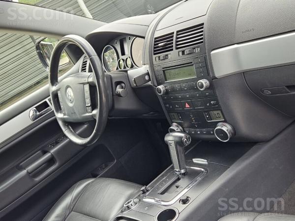 Black Volkswagen Touareg 2006 in Riga, with an engine capacity of 3.00 L and mileage of 282 thousand km for 3500 €, photo 9 on AUTOMOTO.COM.LV