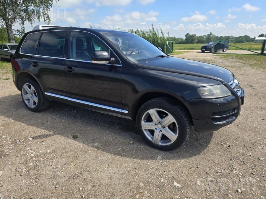 Black Volkswagen Touareg 2006 in Ventspils, with an engine capacity of 2.50 L and mileage of 340 thousand km for 2500 €, photo 1 on AUTOMOTO.COM.LV