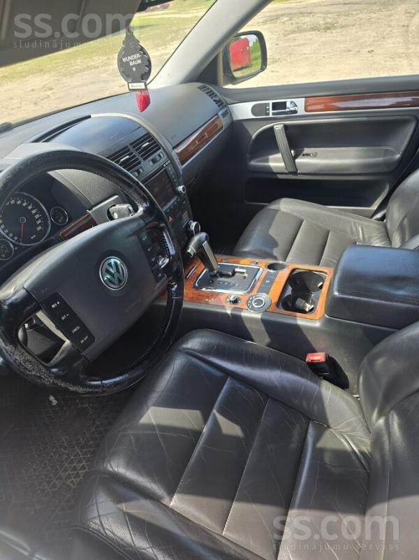 Black Volkswagen Touareg 2006 in Ventspils, with an engine capacity of 2.50 L and mileage of 340 thousand km for 2500 €, photo 2 on AUTOMOTO.COM.LV