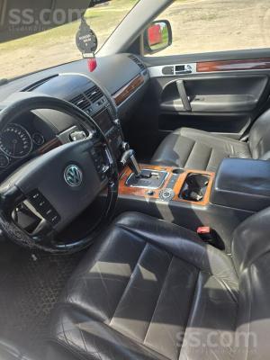 Black Volkswagen Touareg 2006 in Ventspils, with an engine capacity of 2.50 L and mileage of 340 thousand km for 2500 €, photo 3 on AUTOMOTO.COM.LV