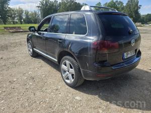 Black Volkswagen Touareg 2006 in Ventspils, with an engine capacity of 2.50 L and mileage of 340 thousand km for 2500 €, photo 4 on AUTOMOTO.COM.LV