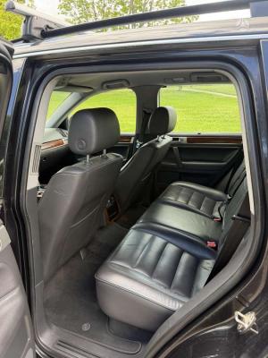 Black Volkswagen Touareg 2006 in Vilnius, with an engine capacity of 2.97 L and mileage of 270 thousand km for 4950 €, photo 8 on AUTOMOTO.COM.LV