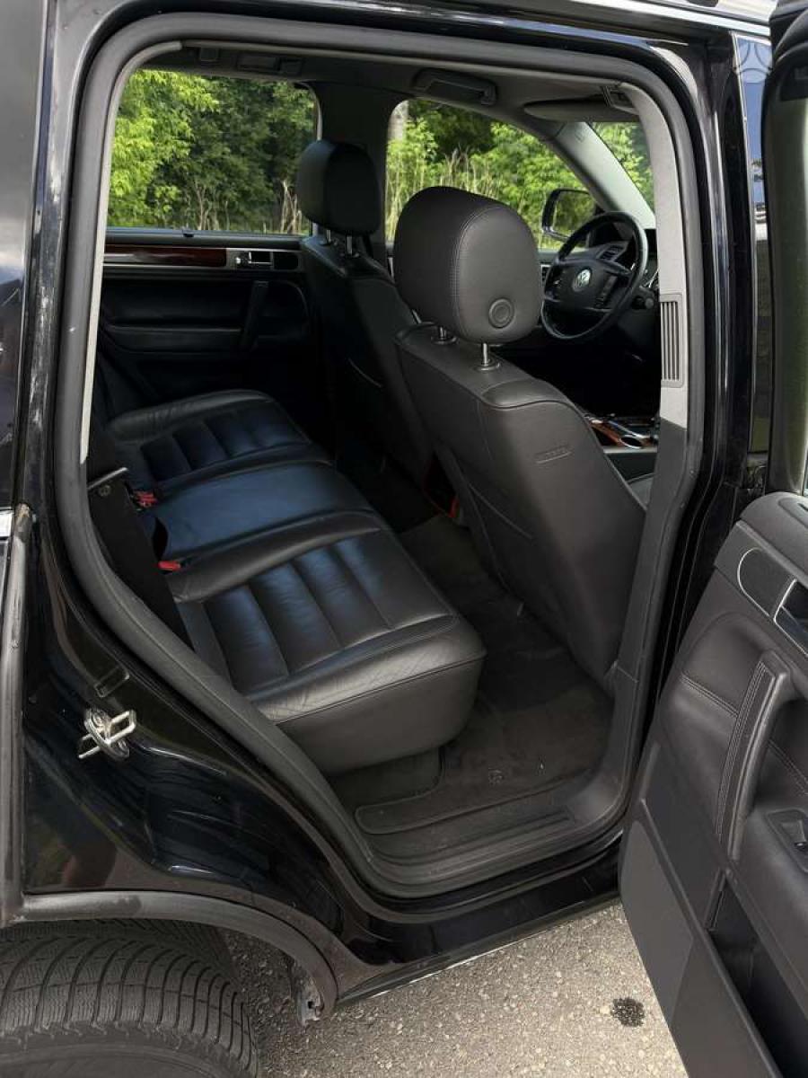 Black Volkswagen Touareg 2006 in Vilnius, with an engine capacity of 2.97 L and mileage of 270 thousand km for 4950 €, photo 9 on AUTOMOTO.COM.LV